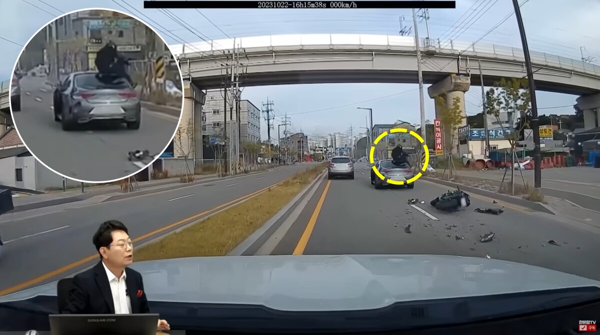[영상] 영화 찍는 거 아닙니다 갑자기 튀어나온 차량과 충돌한 오토바이 운전자 붕 떠올라 차 지붕 위에